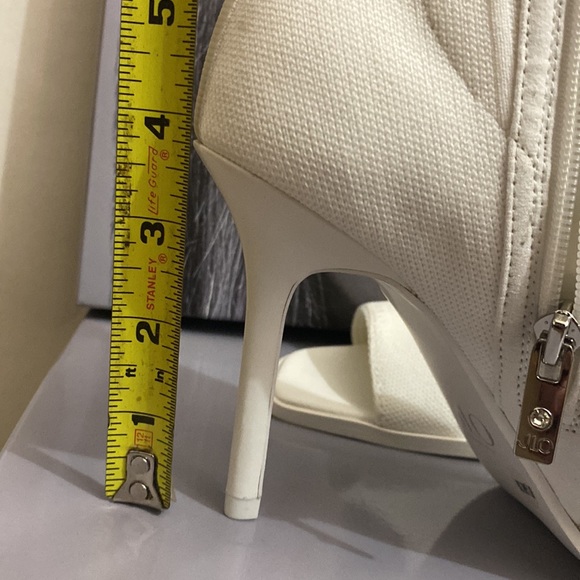 Jennifer Lopez | Shoes | New Jlo Jennifer Lopez Off White Goldi Peep ...